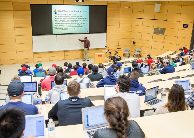 10 Tips For a Successful First Year at University - 2022 Guide - Emlii