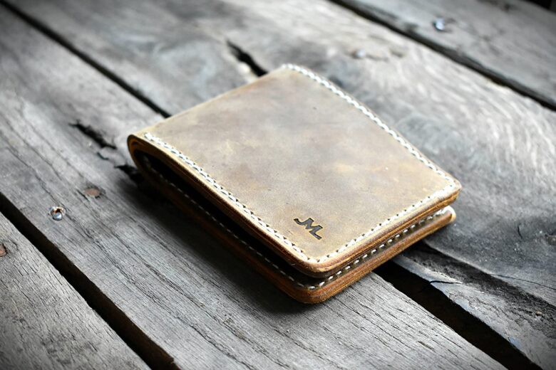 5 Tips For Choosing The Right Material For your Wallet - Emlii